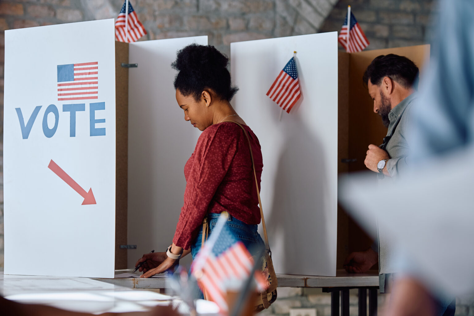 Far-right, far-left media offer easier-to-read political news, study ...